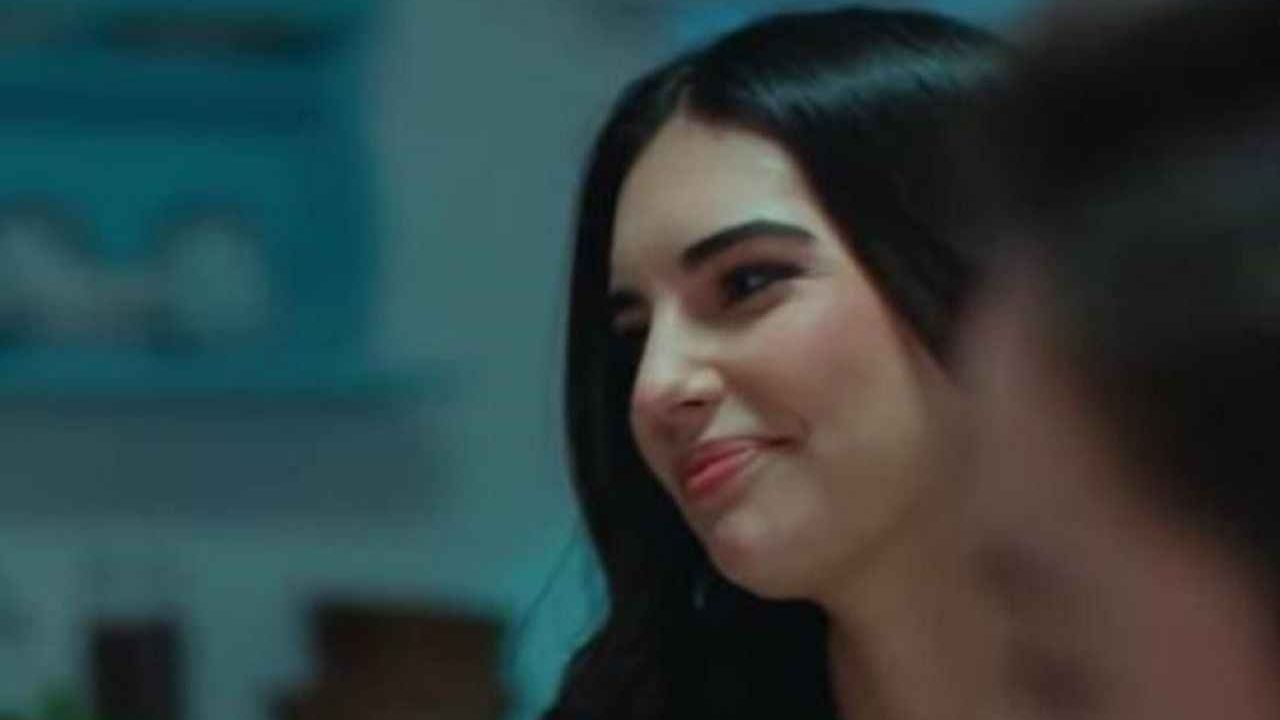 Kara Tahta Esra (Yasemin Yazıcı) kimdir, kaç yaşında ve aslen nerelidir? Kara Tahta Esra (Yasemin Yazıcı) kimdir, kaç yaşında ve aslen nerelidir?
