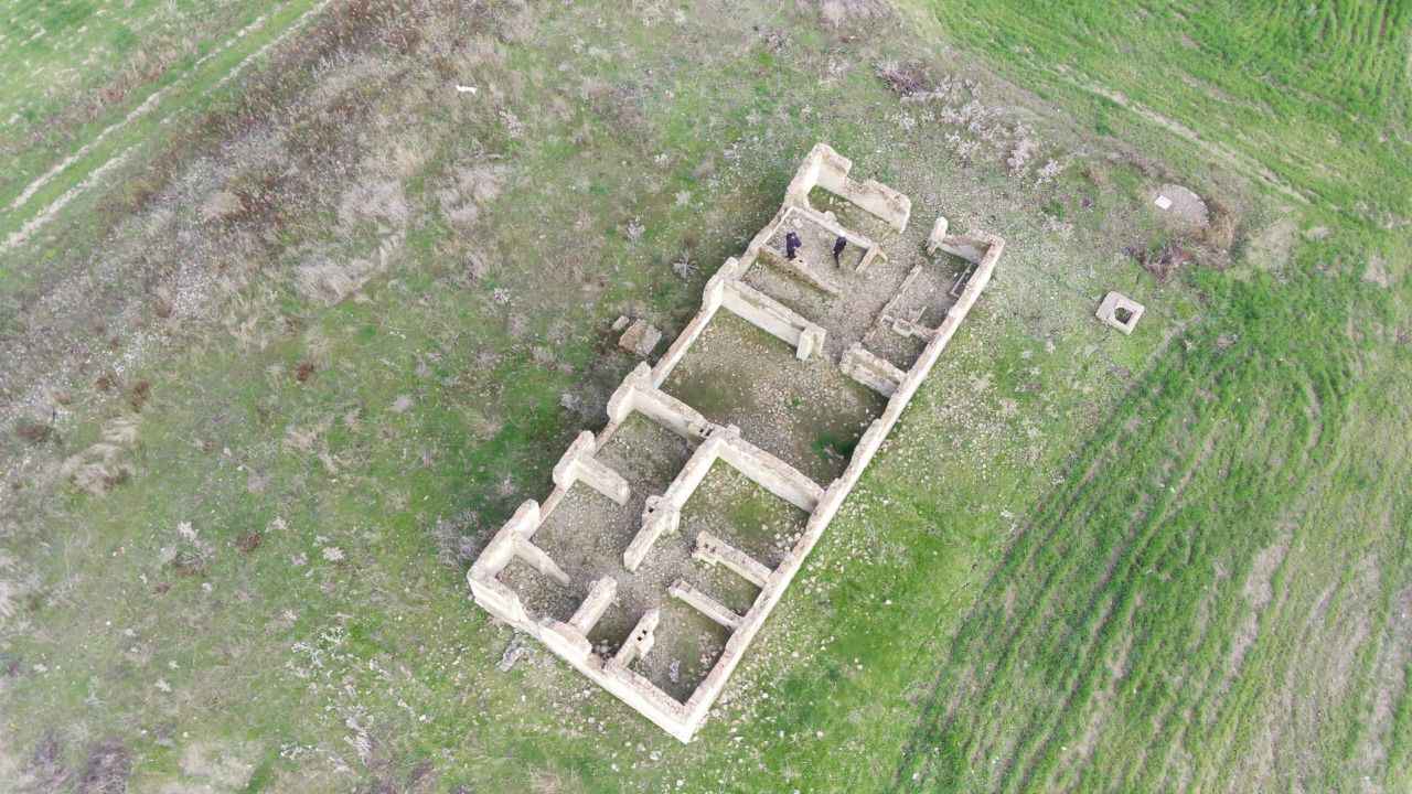 Sular çekildi, 83 yıllık tren istasyonu gün yüzüne çıktı
