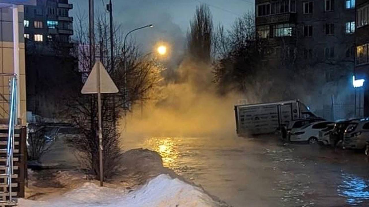 İlginç olay! Sibirya'da yolları kaynar su bastı