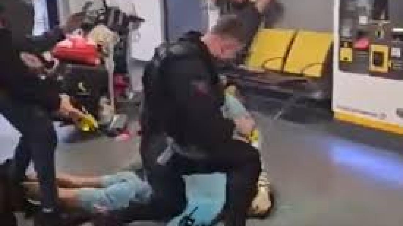 İngiltere'de skandal! Polis, yerde yatan kişinin yüzünü ve kafasını ...