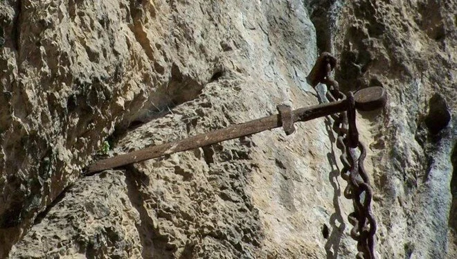 Kayaya saplı 1300 yıllık kılıç çalındı!