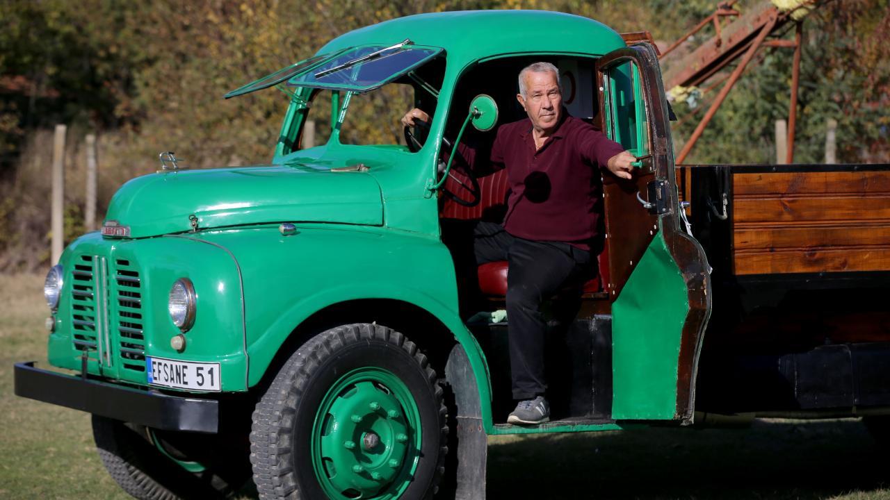 Babasından kalan 1951 model "Efsane"yi orijinal haliyle koruyor